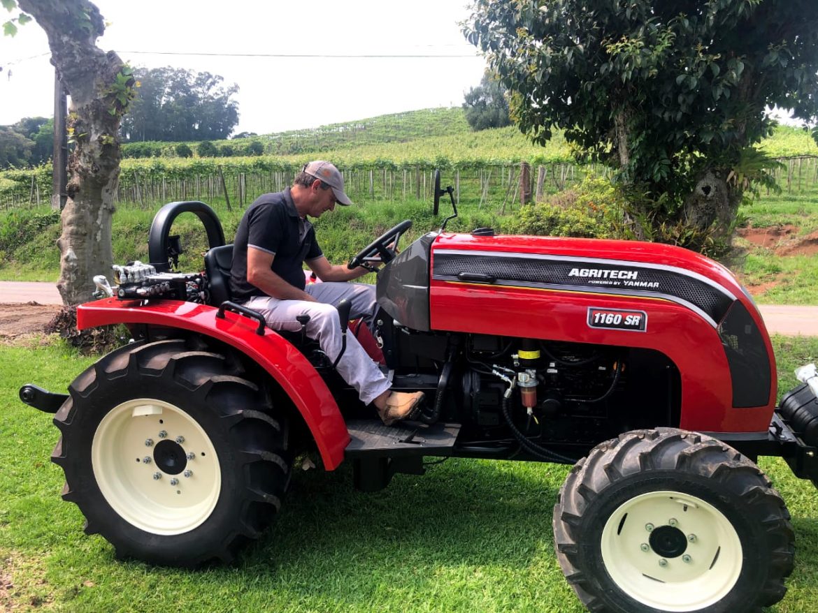 Trator da Agritech otimiza o trabalho nas lavouras de uvas - Máquinas e ...