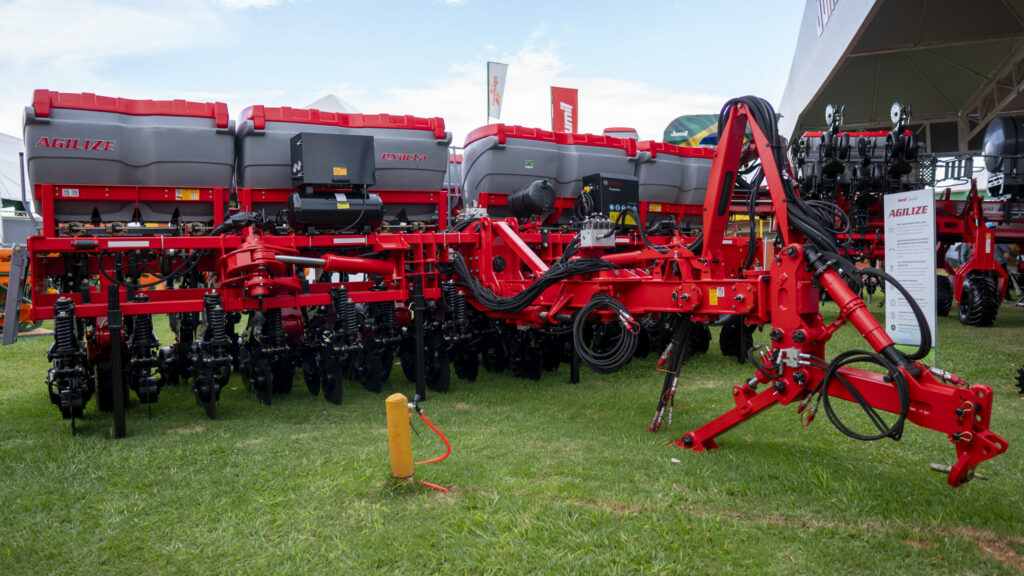 Jumil lança plantadeira Agilize para terrenos irregulares na Agrishow 2024
